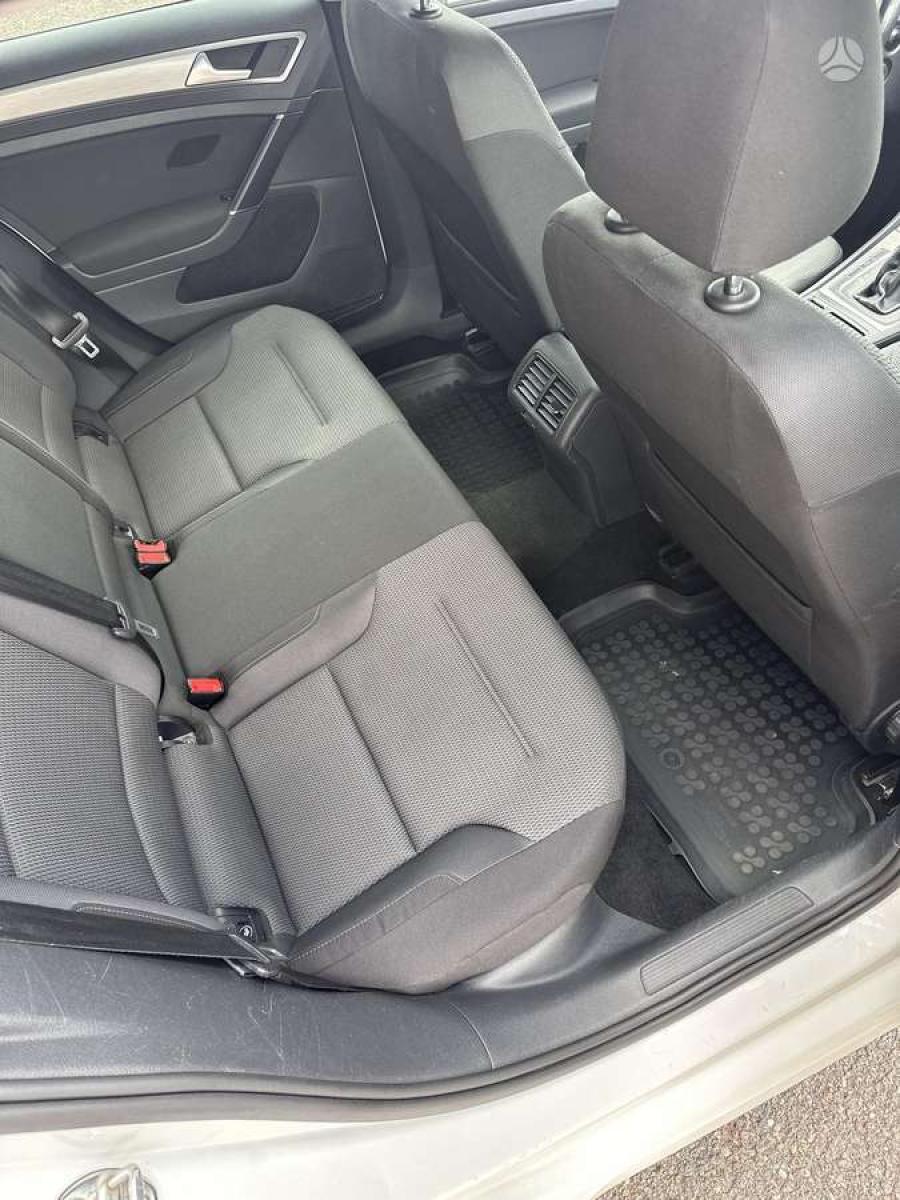 White Volkswagen Golf 2014 in Siauliai, with an engine capacity of 1.39 L and mileage of 182 thousand km for 4500 €, photo 16 on AUTOMOTO.COM.LV