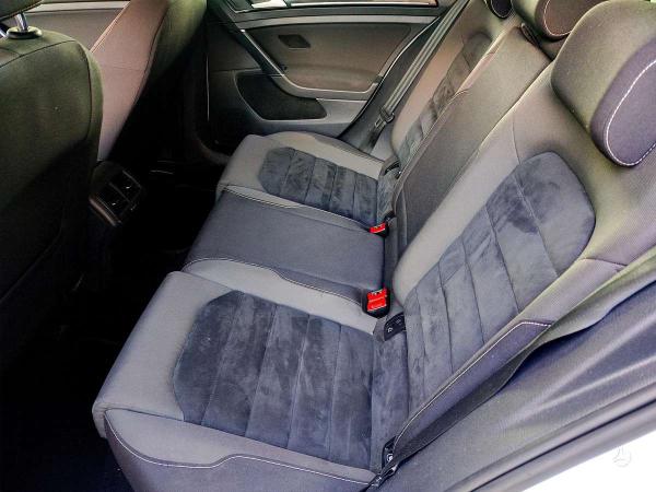 White Volkswagen Golf 2014 in Kaunas, with an engine capacity of 1.60 L and mileage of 238 thousand km for 5950 €, photo 10 on AUTOMOTO.COM.LV