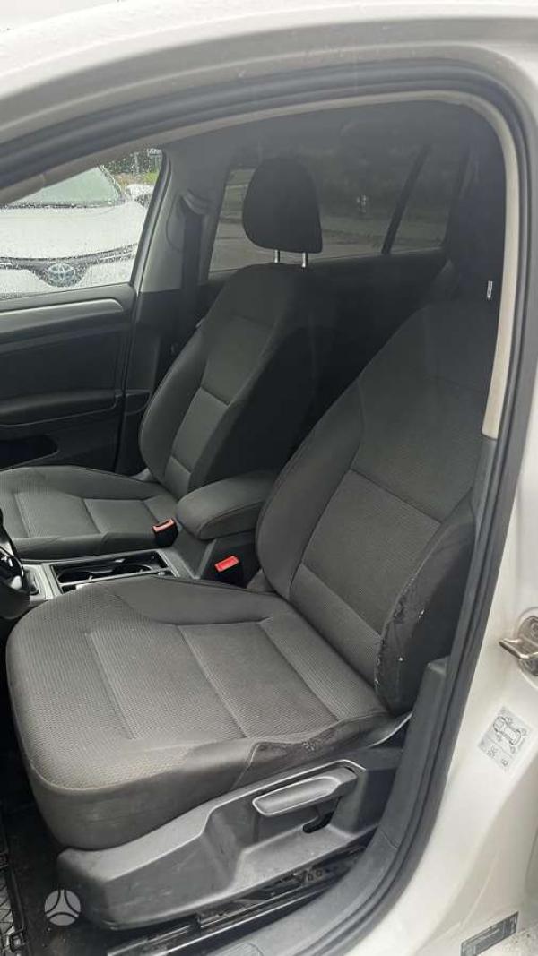 White Volkswagen Golf 2014 in Silute, with an engine capacity of 1.60 L and mileage of 327 thousand km for 3699 €, photo 11 on AUTOMOTO.COM.LV