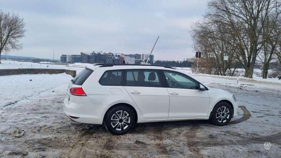 White Volkswagen Golf 2015 in Kaunas, with an engine capacity of 1.60 L and mileage of 330 thousand km for 6300 €, photo 3 on AUTOMOTO.COM.LV