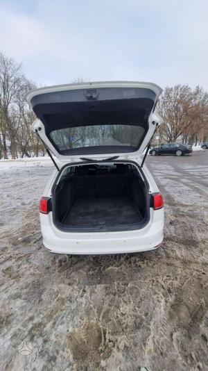 White Volkswagen Golf 2015 in Kaunas, with an engine capacity of 1.60 L and mileage of 330 thousand km for 6300 €, photo 11 on AUTOMOTO.COM.LV