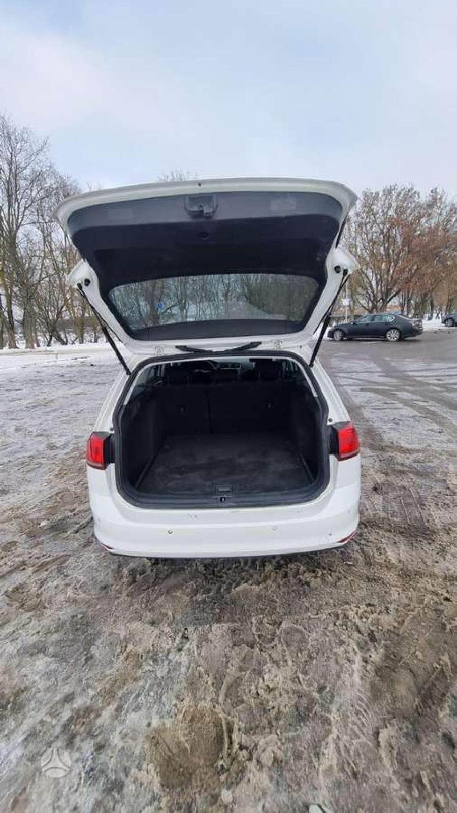 White Volkswagen Golf 2015 in Kaunas, with an engine capacity of 1.60 L and mileage of 330 thousand km for 6300 €, photo 11 on AUTOMOTO.COM.LV