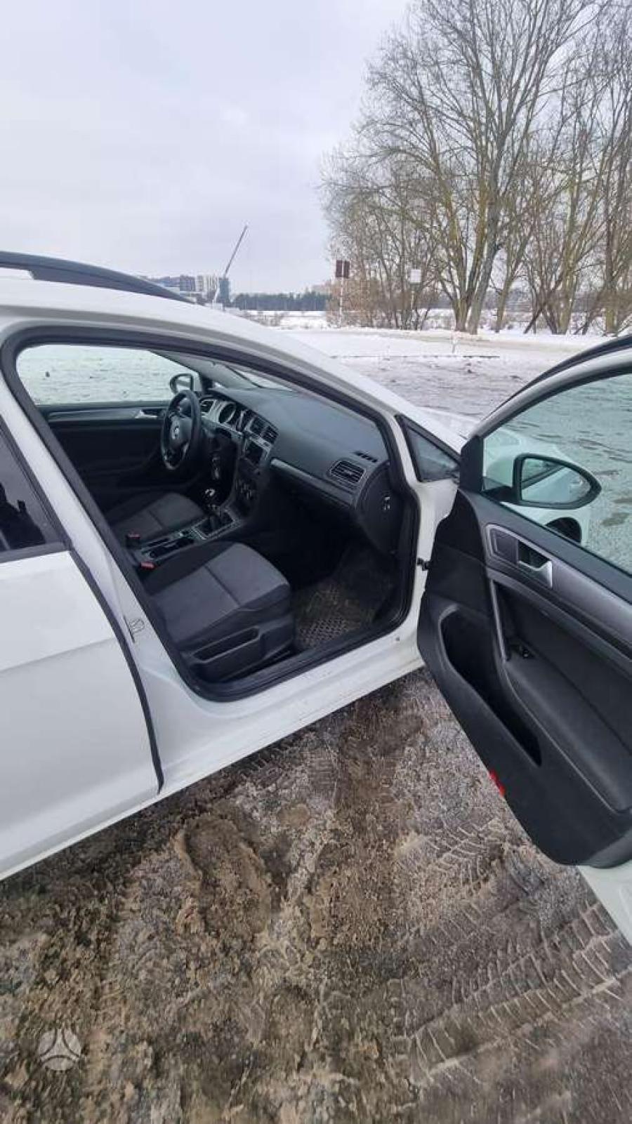White Volkswagen Golf 2015 in Kaunas, with an engine capacity of 1.60 L and mileage of 330 thousand km for 6300 €, photo 13 on AUTOMOTO.COM.LV
