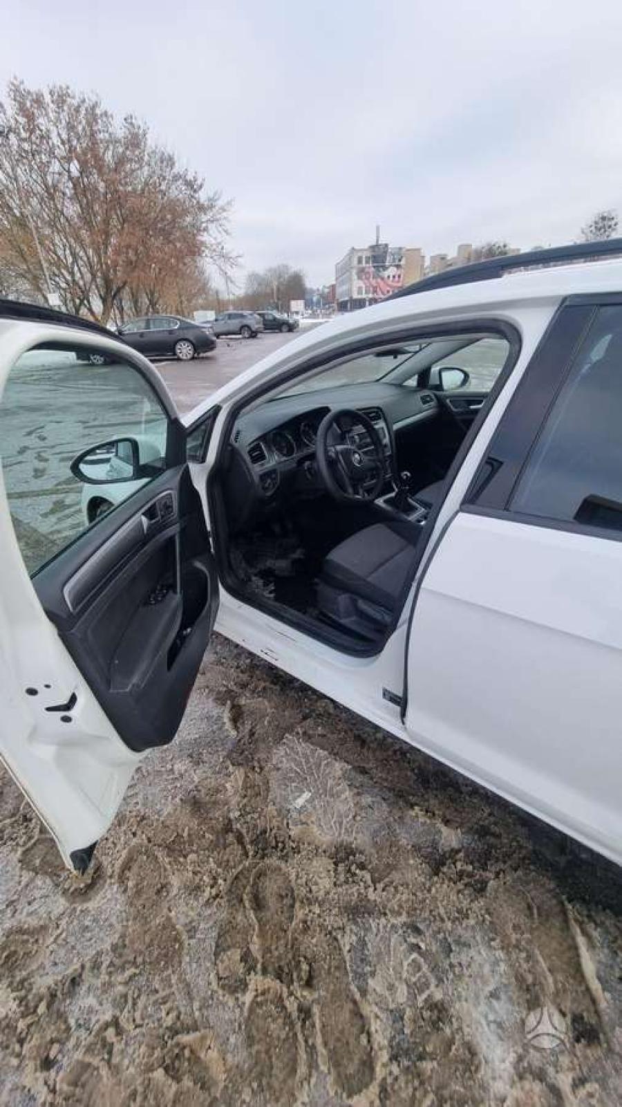 White Volkswagen Golf 2015 in Kaunas, with an engine capacity of 1.60 L and mileage of 330 thousand km for 6300 €, photo 15 on AUTOMOTO.COM.LV