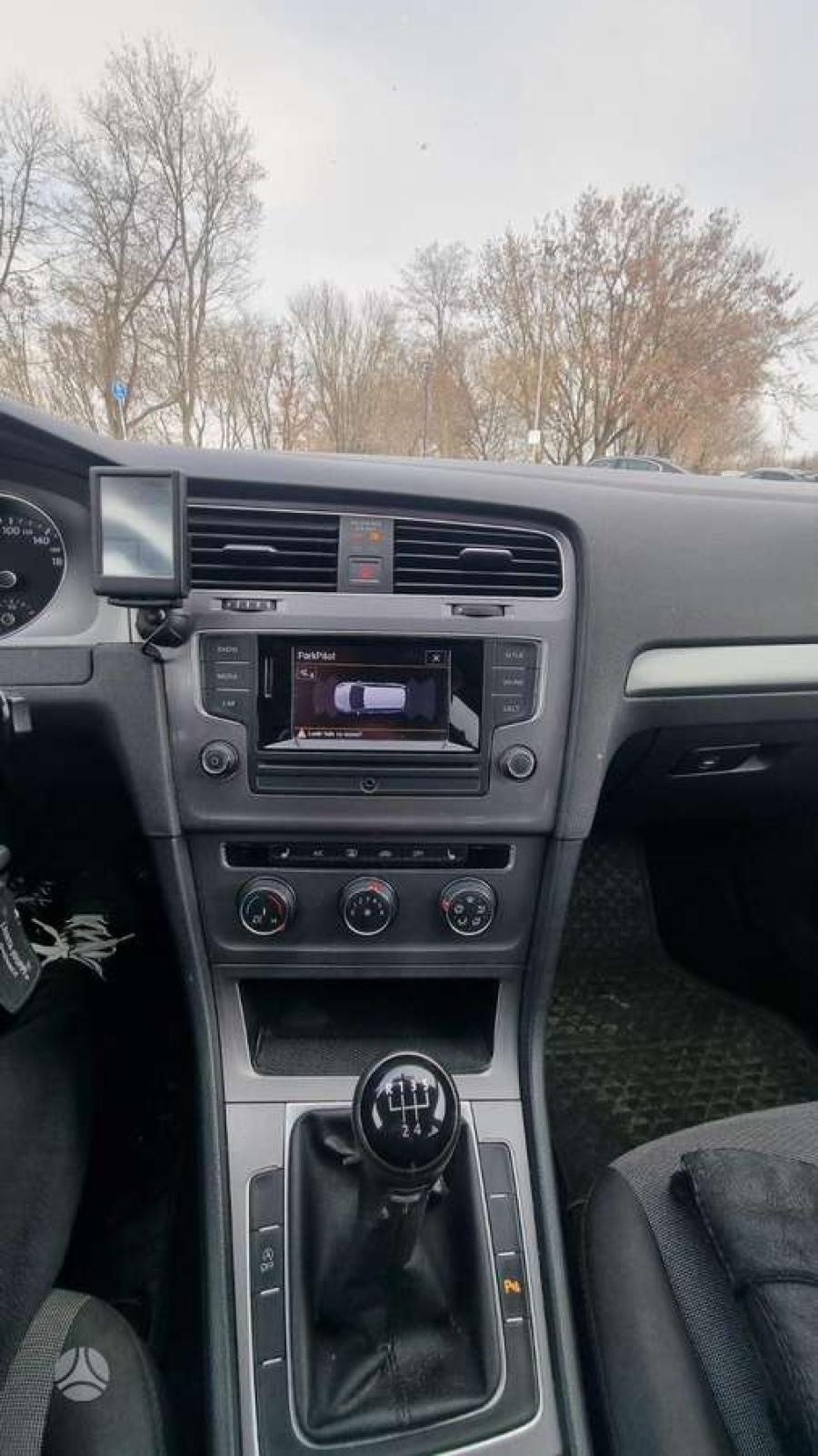 White Volkswagen Golf 2015 in Kaunas, with an engine capacity of 1.60 L and mileage of 330 thousand km for 6300 €, photo 17 on AUTOMOTO.COM.LV