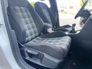 White Volkswagen Golf 2015 in Jekabpils, with an engine capacity of 2.00 L and mileage of 292 thousand km for 9500 €, photo 16 on AUTOMOTO.COM.LV