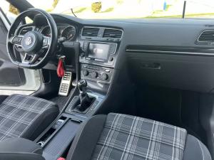 White Volkswagen Golf 2015 in Jekabpils, with an engine capacity of 2.00 L and mileage of 292 thousand km for 9500 €, photo 18 on AUTOMOTO.COM.LV