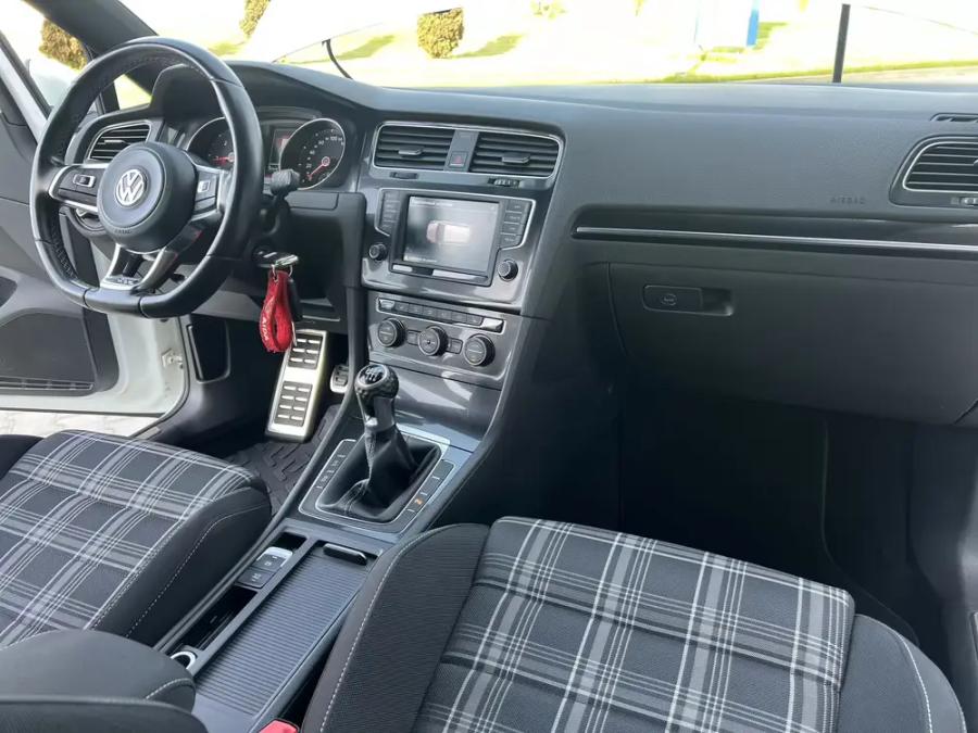 White Volkswagen Golf 2015 in Jekabpils, with an engine capacity of 2.00 L and mileage of 292 thousand km for 9500 €, photo 18 on AUTOMOTO.COM.LV