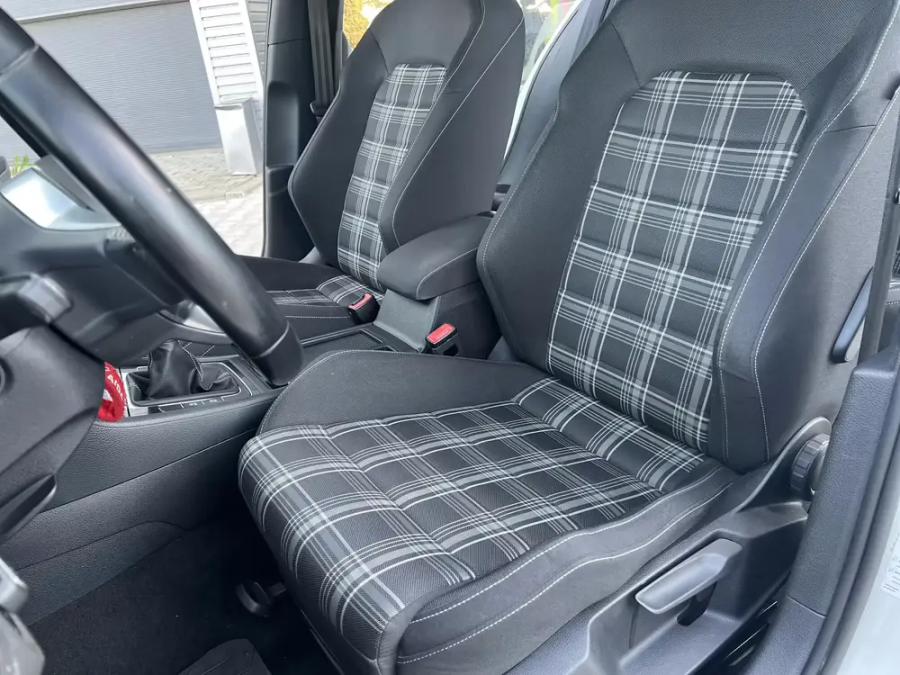 White Volkswagen Golf 2015 in Jekabpils, with an engine capacity of 2.00 L and mileage of 292 thousand km for 9500 €, photo 22 on AUTOMOTO.COM.LV