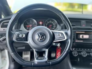 White Volkswagen Golf 2015 in Jekabpils, with an engine capacity of 2.00 L and mileage of 292 thousand km for 9500 €, photo 23 on AUTOMOTO.COM.LV