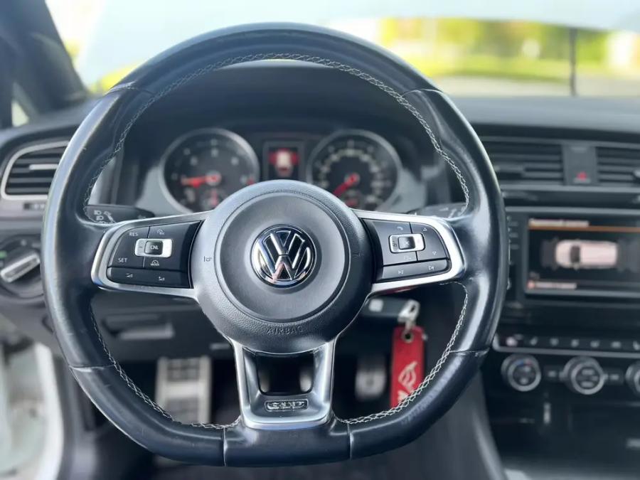 White Volkswagen Golf 2015 in Jekabpils, with an engine capacity of 2.00 L and mileage of 292 thousand km for 9500 €, photo 23 on AUTOMOTO.COM.LV