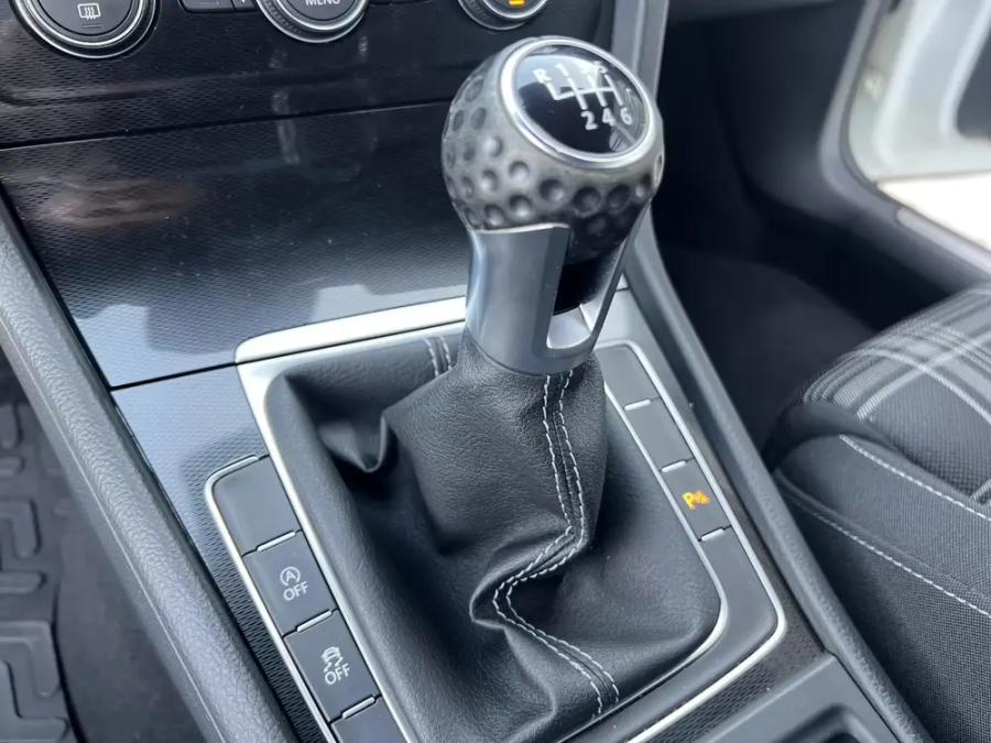 White Volkswagen Golf 2015 in Jekabpils, with an engine capacity of 2.00 L and mileage of 292 thousand km for 9500 €, photo 28 on AUTOMOTO.COM.LV
