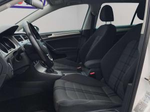 White Volkswagen Golf 2015 in Vilnius, with an engine capacity of 1.60 L and mileage of 193 thousand km for 7299 €, photo 14 on AUTOMOTO.COM.LV