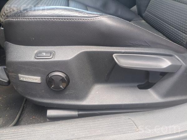 White Volkswagen Golf 2015 in Riga, with an engine capacity of 2.00 L and mileage of 386 thousand km for 5700 €, photo 8 on AUTOMOTO.COM.LV