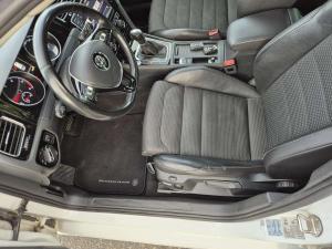 White Volkswagen Golf 2015 in Vilnius, with an engine capacity of 1.60 L and mileage of 264 thousand km for 7000 €, photo 10 on AUTOMOTO.COM.LV