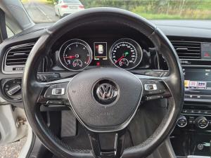 White Volkswagen Golf 2015 in Vilnius, with an engine capacity of 1.60 L and mileage of 264 thousand km for 7000 €, photo 14 on AUTOMOTO.COM.LV