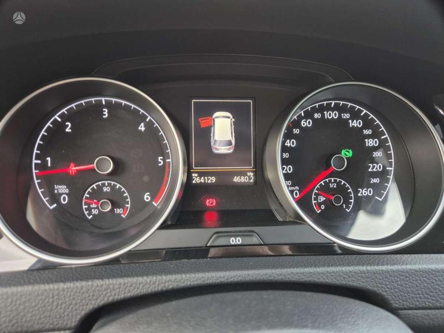 White Volkswagen Golf 2015 in Vilnius, with an engine capacity of 1.60 L and mileage of 264 thousand km for 7000 €, photo 15 on AUTOMOTO.COM.LV