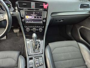 White Volkswagen Golf 2015 in Vilnius, with an engine capacity of 1.60 L and mileage of 264 thousand km for 7000 €, photo 17 on AUTOMOTO.COM.LV