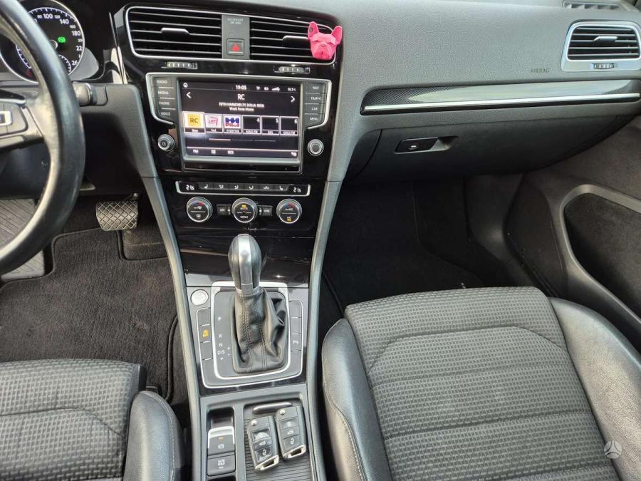 White Volkswagen Golf 2015 in Vilnius, with an engine capacity of 1.60 L and mileage of 264 thousand km for 7000 €, photo 17 on AUTOMOTO.COM.LV