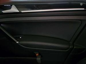 White Volkswagen Golf 2015 in Vilnius, with an engine capacity of 1.60 L and mileage of 264 thousand km for 7000 €, photo 25 on AUTOMOTO.COM.LV