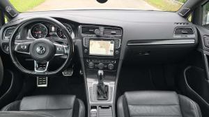 White Volkswagen Golf 2016 in Raseiniai, with an engine capacity of 1.97 L and mileage of 236 thousand km for 9990 €, photo 14 on AUTOMOTO.COM.LV