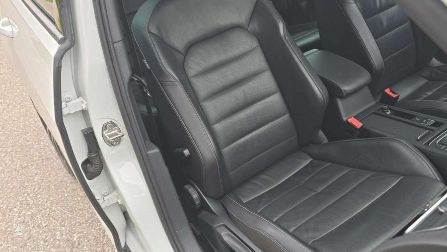 White Volkswagen Golf 2016 in Raseiniai, with an engine capacity of 1.97 L and mileage of 236 thousand km for 9990 €, photo 20 on AUTOMOTO.COM.LV
