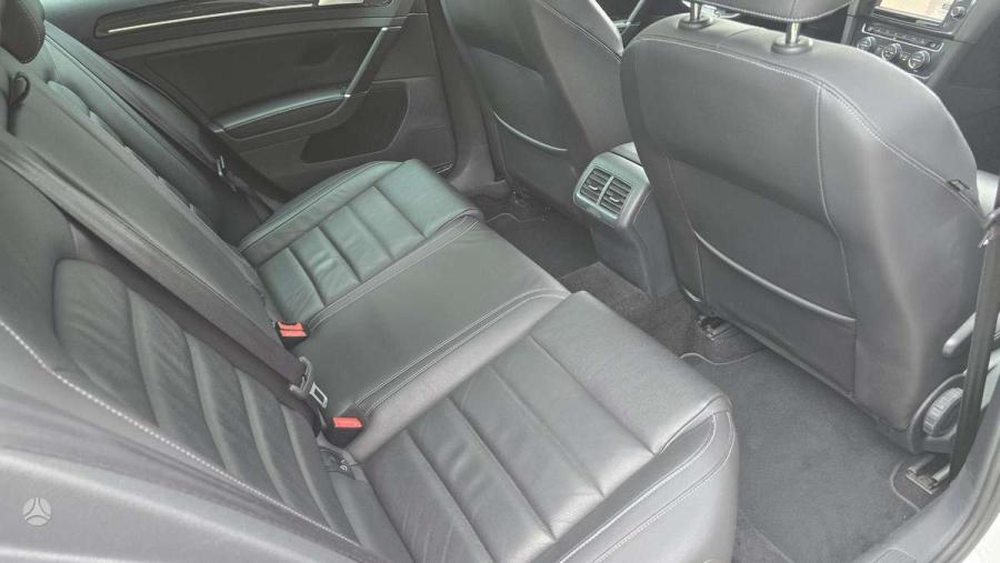 White Volkswagen Golf 2016 in Raseiniai, with an engine capacity of 1.97 L and mileage of 236 thousand km for 9990 €, photo 21 on AUTOMOTO.COM.LV