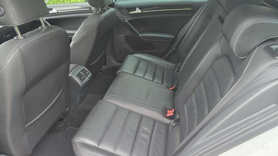 White Volkswagen Golf 2016 in Raseiniai, with an engine capacity of 1.97 L and mileage of 236 thousand km for 9990 €, photo 22 on AUTOMOTO.COM.LV