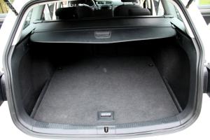 White Volkswagen Golf 2017 in Kaunas, with an engine capacity of 1.60 L and mileage of 245 thousand km for 6800 €, photo 18 on AUTOMOTO.COM.LV