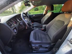 White Volkswagen Golf 2017 in Tukums, with an engine capacity of 2.00 L and mileage of 258 thousand km for 10199 €, photo 11 on AUTOMOTO.COM.LV