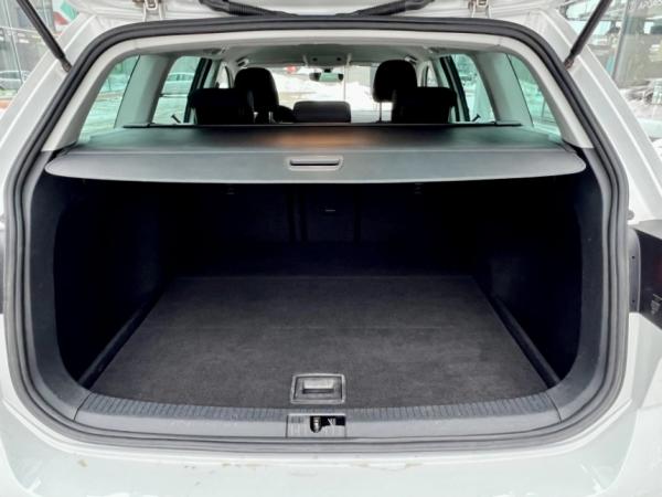 White Volkswagen Golf 2017 in Riga, with an engine capacity of 1.40 L and mileage of 196 thousand km for 8200 €, photo 5 on AUTOMOTO.COM.LV