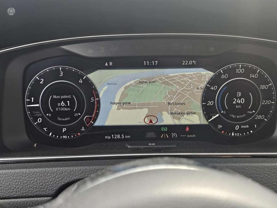 White Volkswagen Golf 2017 in Kaunas, with an engine capacity of 1.97 L and mileage of 205 thousand km for 13000 €, photo 14 on AUTOMOTO.COM.LV