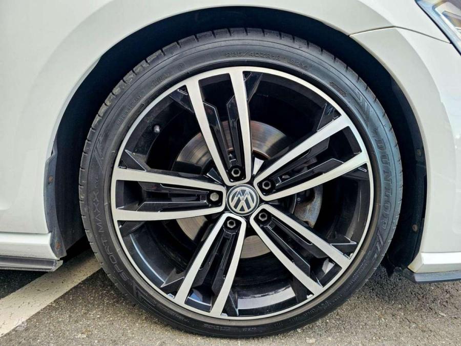 White Volkswagen Golf 2017 in Kaunas, with an engine capacity of 1.97 L and mileage of 205 thousand km for 13000 €, photo 19 on AUTOMOTO.COM.LV