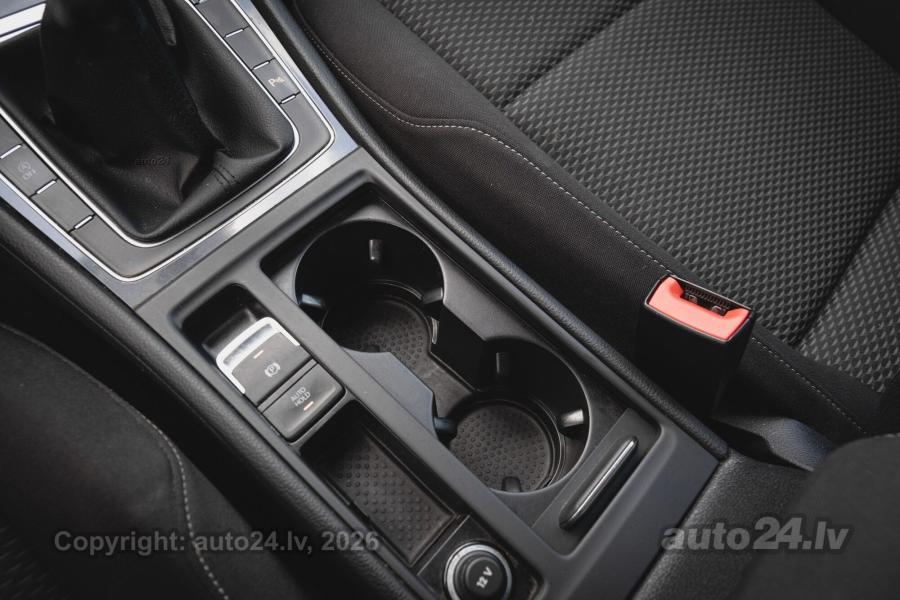 White Volkswagen Golf 2017 in Tartu, with an engine capacity of 1.60 L and mileage of 238 thousand km for 8699 €, photo 21 on AUTOMOTO.COM.LV