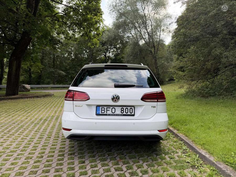 White Volkswagen Golf 2017 in Vilnius, with an engine capacity of 1.40 L and mileage of 180 thousand km for 8950 €, photo 5 on AUTOMOTO.COM.LV