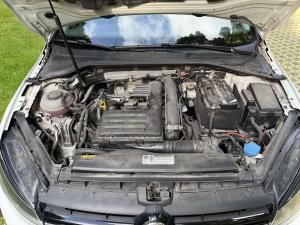 White Volkswagen Golf 2017 in Vilnius, with an engine capacity of 1.40 L and mileage of 180 thousand km for 8950 €, photo 7 on AUTOMOTO.COM.LV