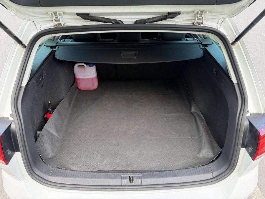 White Volkswagen Golf 2017 in Vilnius, with an engine capacity of 1.40 L and mileage of 180 thousand km for 8950 €, photo 13 on AUTOMOTO.COM.LV