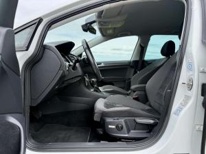 White Volkswagen Golf 2017 in Vilkaviskis, with an engine capacity of 1.97 L and mileage of 239 thousand km for 9700 €, photo 10 on AUTOMOTO.COM.LV