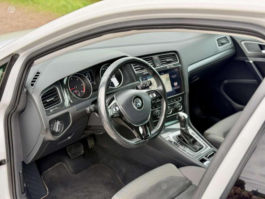 White Volkswagen Golf 2017 in Vilkaviskis, with an engine capacity of 1.97 L and mileage of 239 thousand km for 9700 €, photo 11 on AUTOMOTO.COM.LV