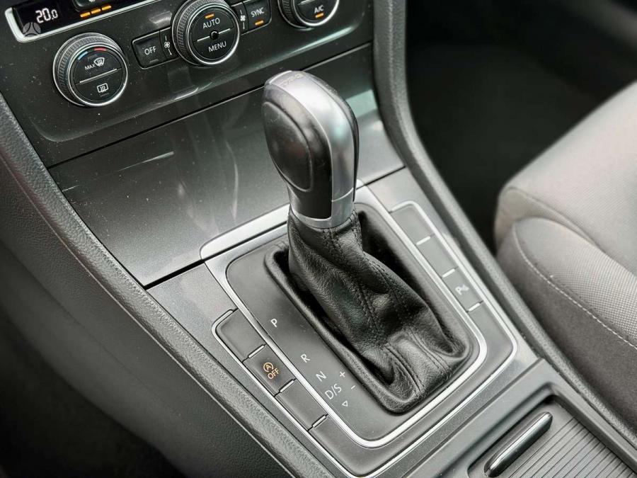 White Volkswagen Golf 2017 in Vilkaviskis, with an engine capacity of 1.97 L and mileage of 239 thousand km for 9700 €, photo 15 on AUTOMOTO.COM.LV