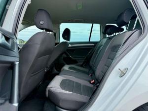 White Volkswagen Golf 2017 in Vilkaviskis, with an engine capacity of 1.97 L and mileage of 239 thousand km for 9700 €, photo 22 on AUTOMOTO.COM.LV