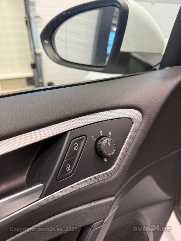 White Volkswagen Golf 2019 in Rakvere, with an engine capacity of 1.50 L and mileage of 100 thousand km for 13999 €, photo 11 on AUTOMOTO.COM.LV