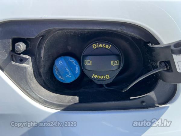 White Volkswagen Golf 2019 in Tallinn, with an engine capacity of 2.00 L and mileage of 140 thousand km for 14500 €, photo 10 on AUTOMOTO.COM.LV