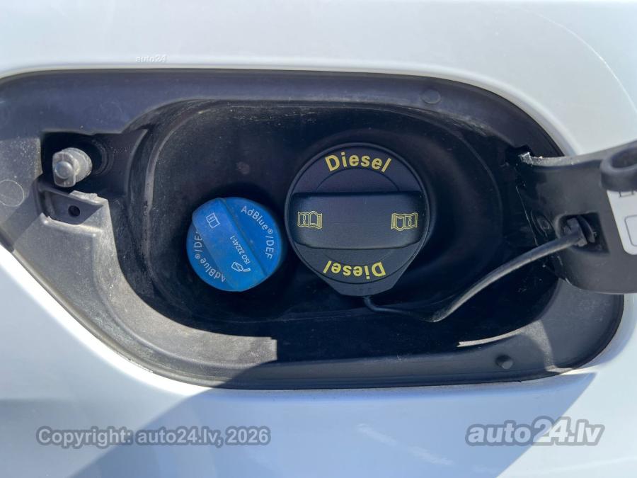 White Volkswagen Golf 2019 in Tallinn, with an engine capacity of 2.00 L and mileage of 140 thousand km for 14500 €, photo 11 on AUTOMOTO.COM.LV