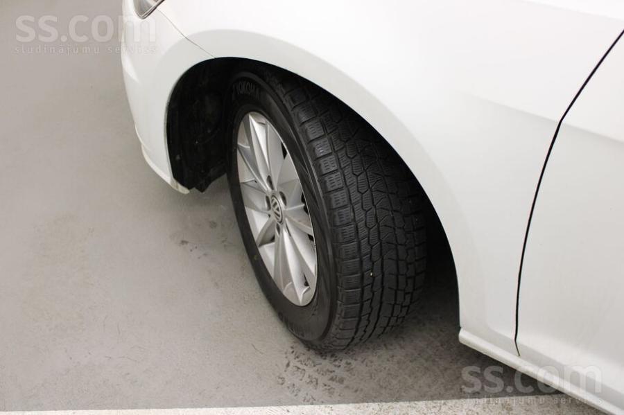 White Volkswagen Golf 2019 in Riga, with an engine capacity of 1.60 L and mileage of 293 thousand km for 7990 €, photo 8 on AUTOMOTO.COM.LV
