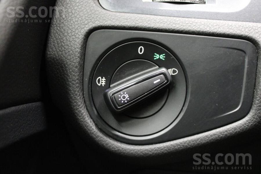 White Volkswagen Golf 2019 in Riga, with an engine capacity of 1.60 L and mileage of 293 thousand km for 7990 €, photo 15 on AUTOMOTO.COM.LV