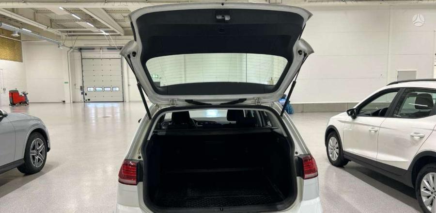 White Volkswagen Golf 2019 in Vilnius, with an engine capacity of 1.50 L and mileage of 103 thousand km for 11375 €, photo 12 on AUTOMOTO.COM.LV