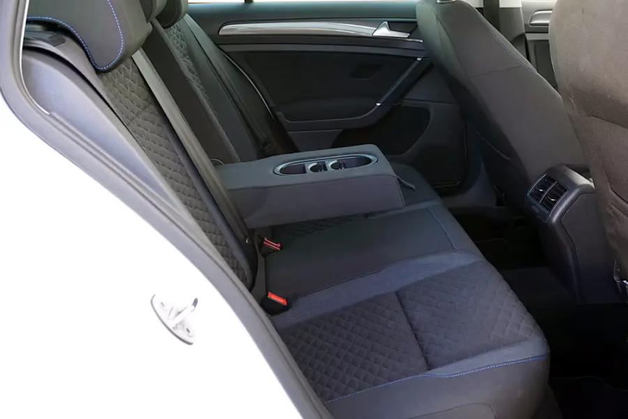 Balts Volkswagen Golf 2019 Rīga, ar dzinēja tilpumu 1.60 L un nobraukumu 279 tūkst. km par 7500 €, foto 18 vietnē AUTOMOTO.COM.LV