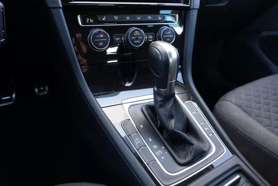 Balts Volkswagen Golf 2019 Rīga, ar dzinēja tilpumu 1.60 L un nobraukumu 279 tūkst. km par 7500 €, foto 27 vietnē AUTOMOTO.COM.LV
