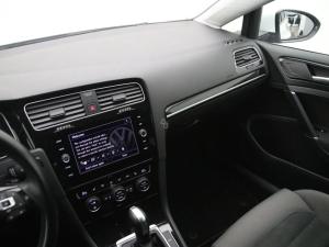 White Volkswagen Golf 2020 in Vilnius, with an engine capacity of 1.50 L and mileage of 178 thousand km for 13199 €, photo 22 on AUTOMOTO.COM.LV